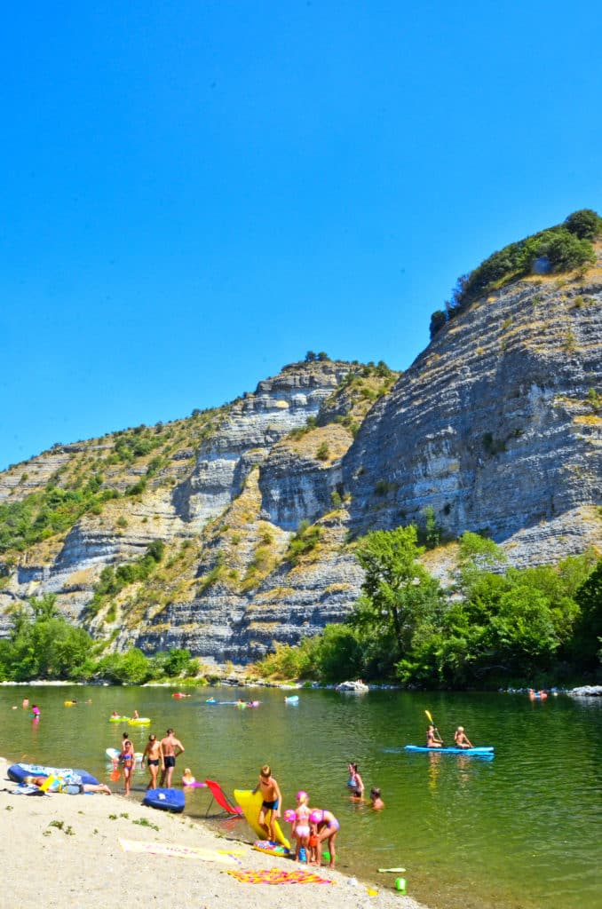 Camping La Grand'Terre Ruoms en bord de rivière, canoë, paddle ...