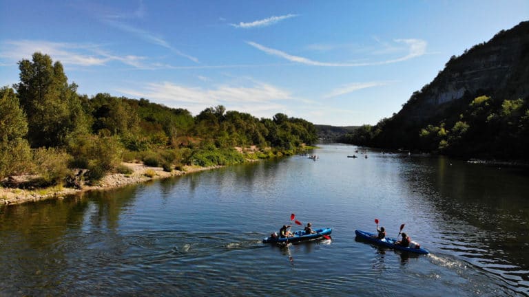 Camping La Grand'Terre Ruoms en bord de rivière, canoë, paddle ...